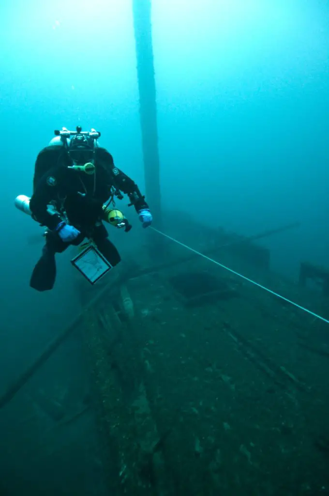 What's the Difference Between Scuba & Deep Sea Diving? (Explained)