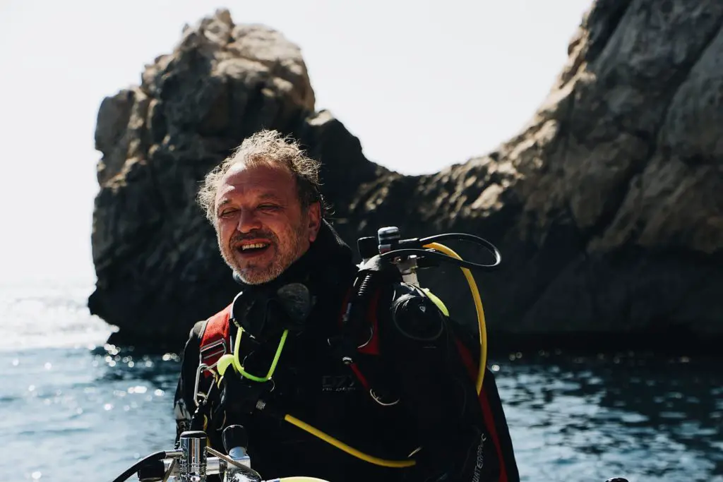 Can You Talk While Scuba Diving? (+7 Practical Communication Tips)